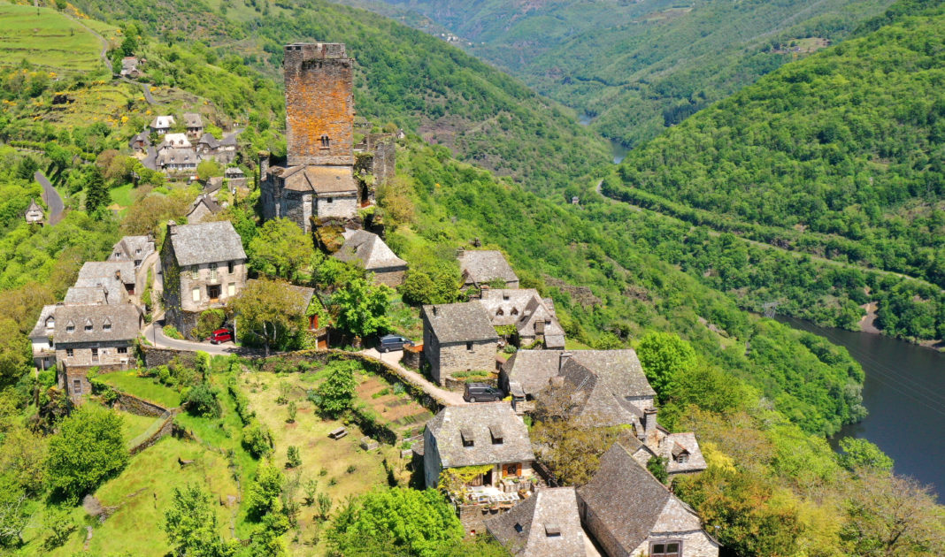 Le château de Valon dominant la Truyère - Aveyronline