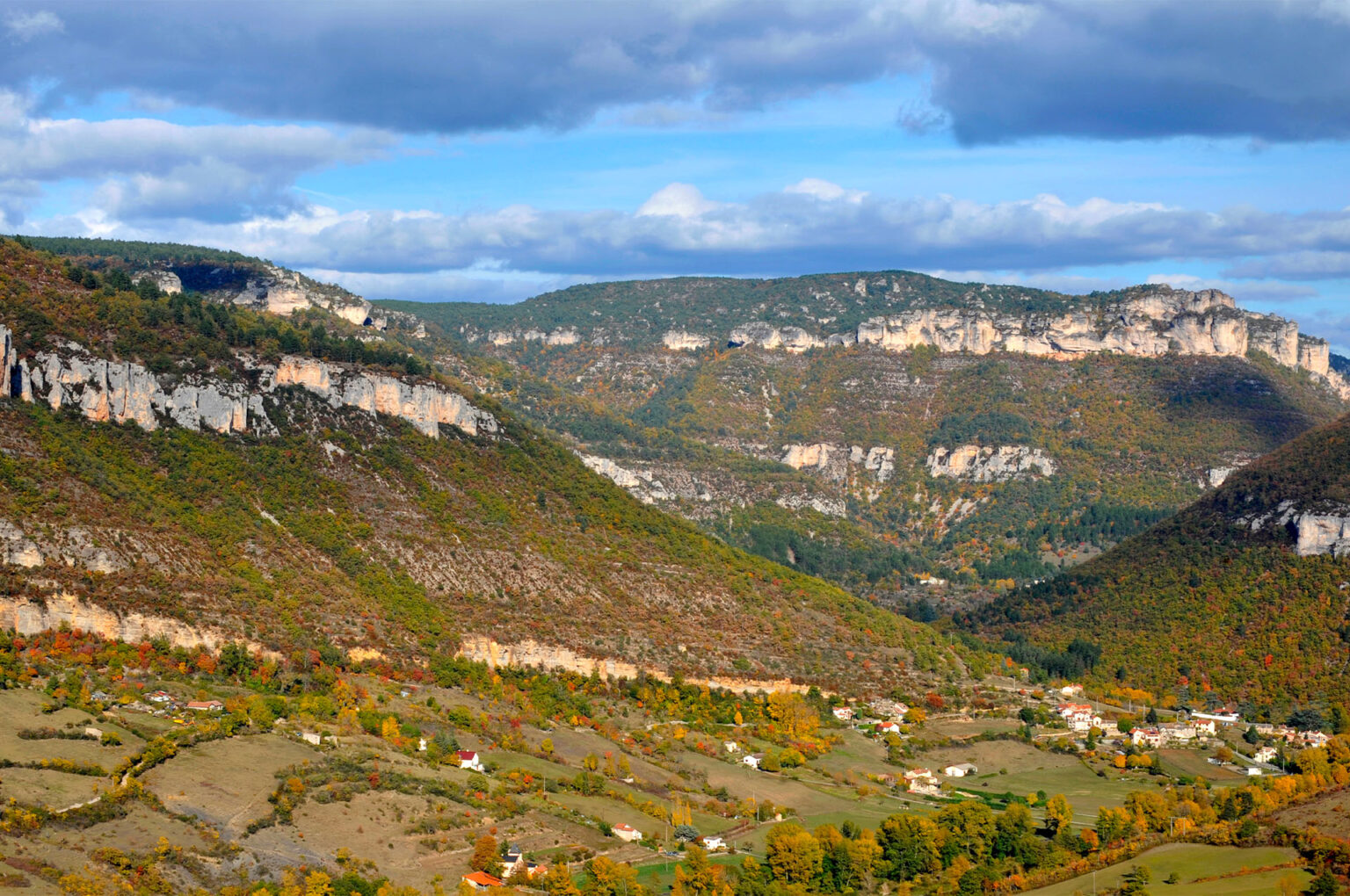 LA GÉOLOGIE DES CAUSSES : Les hauts plateaux calcaires - Aveyronline